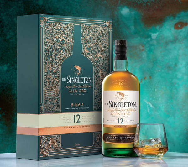 Download Singleton Of Glen Ord White Cover Wallpaper | Wallpapers.com