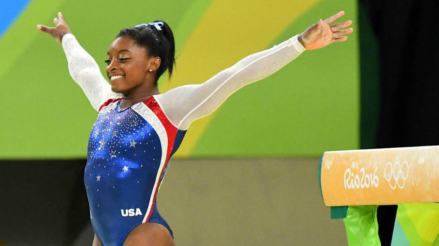 Ladda ner Olympiskamästaren Simone Biles Med Armarna Utsträckta ...